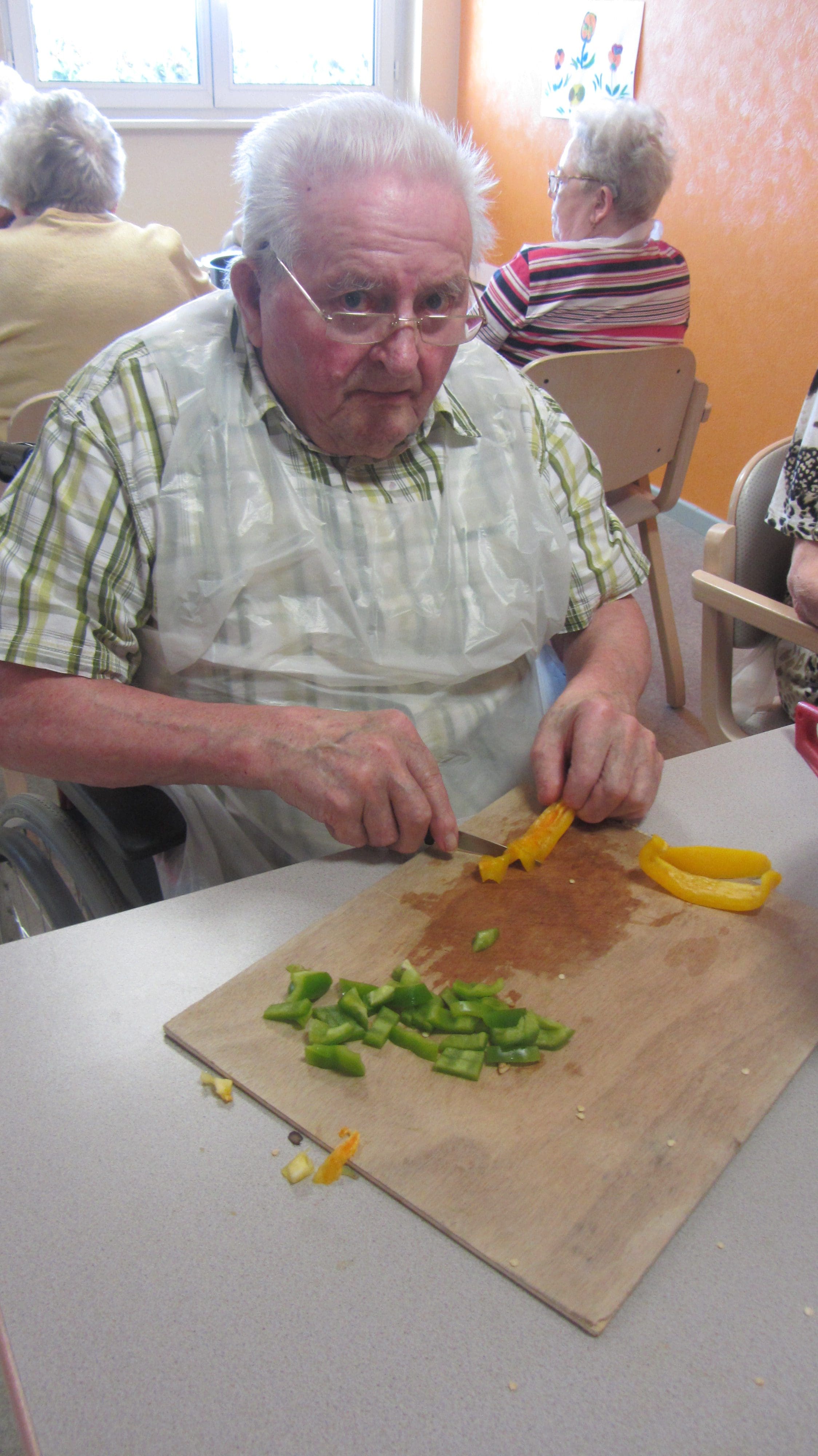 Epluchage de légumes - Maison de Retraite Salem à Barr
